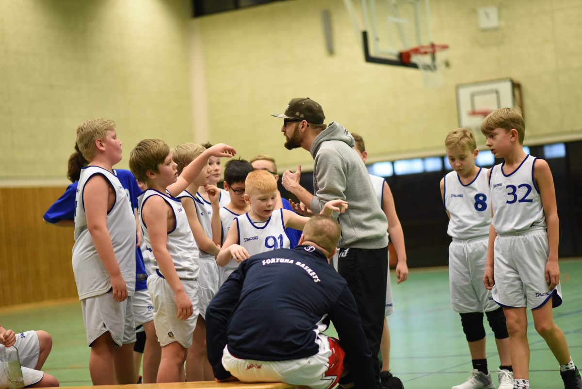 37:42 - U12 scheitert nur knapp am ungeschlagenen Spitzenreiter ...